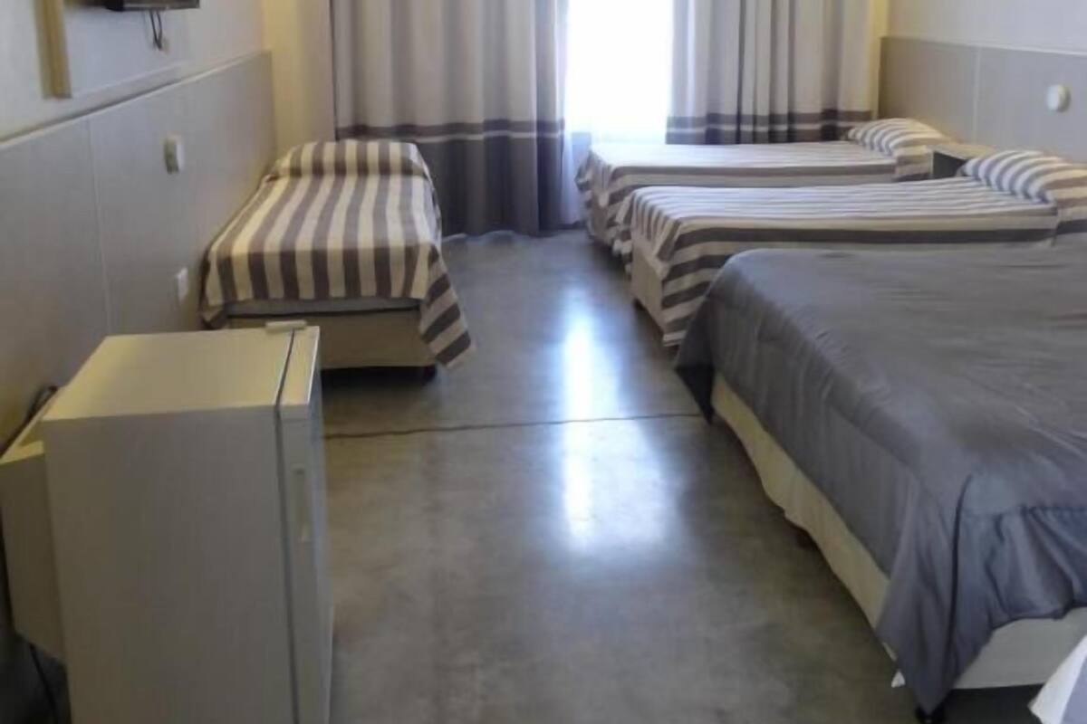Cofres nos quartos, cortinas blackout, Wi-Fi de cortesia