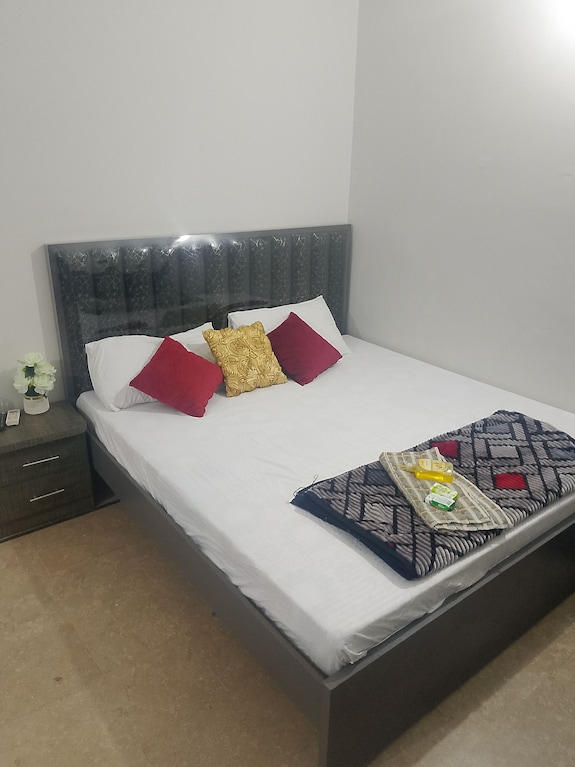 2-bedroom Building In Beautiful Karachi With Cool Ac - Karachi