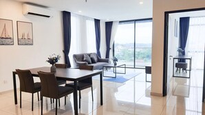 Uma sala de estar moderna com área de jantar, janelas amplas e vista para a cidade.
