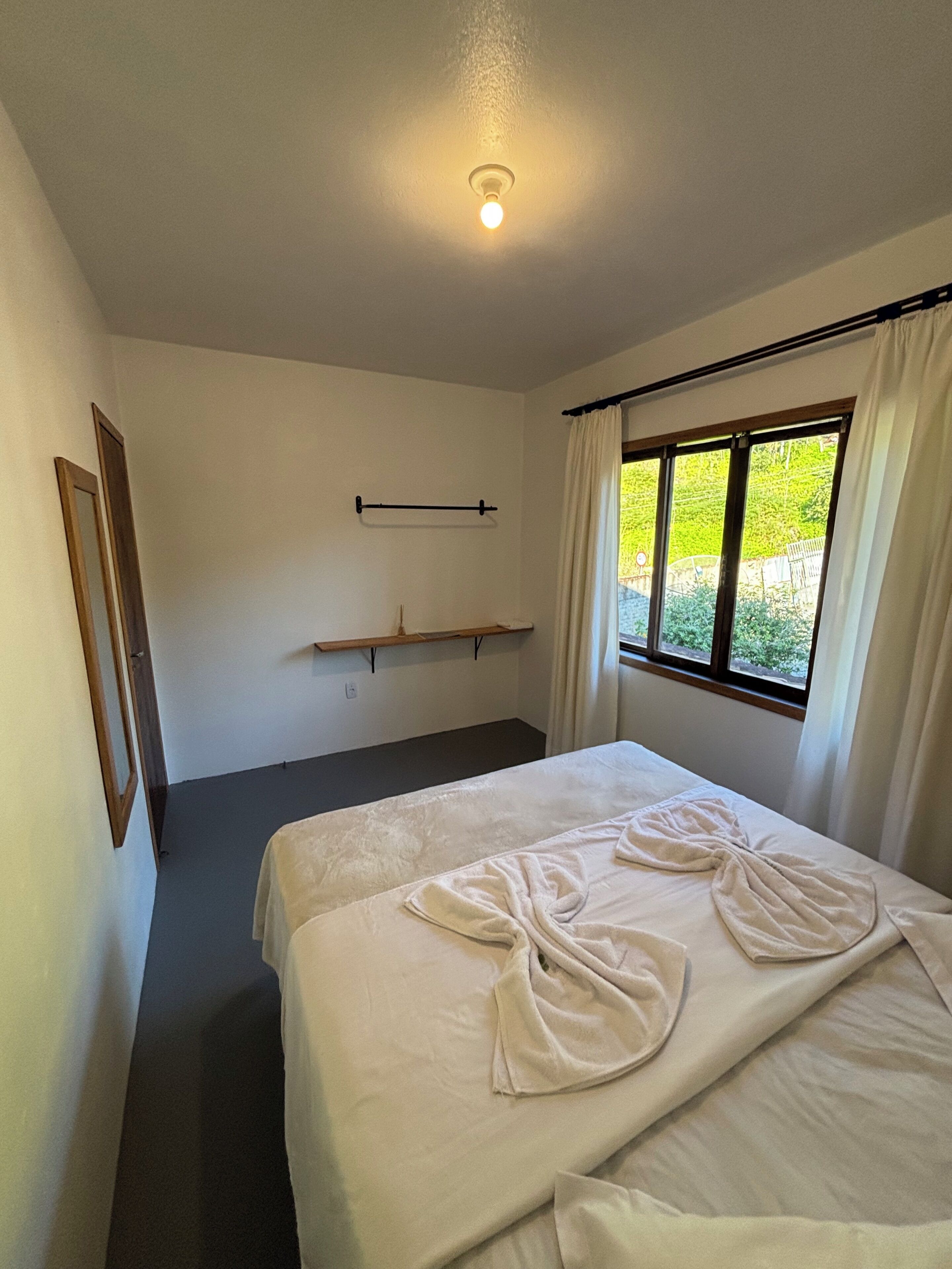 Quarto casal básico, vista para o vale
