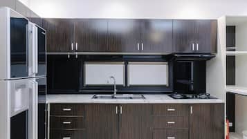 Apartamento, 2 quartos | Cozinha privada | Um frigorífico, um micro-ondas, uma placa de cozinha
