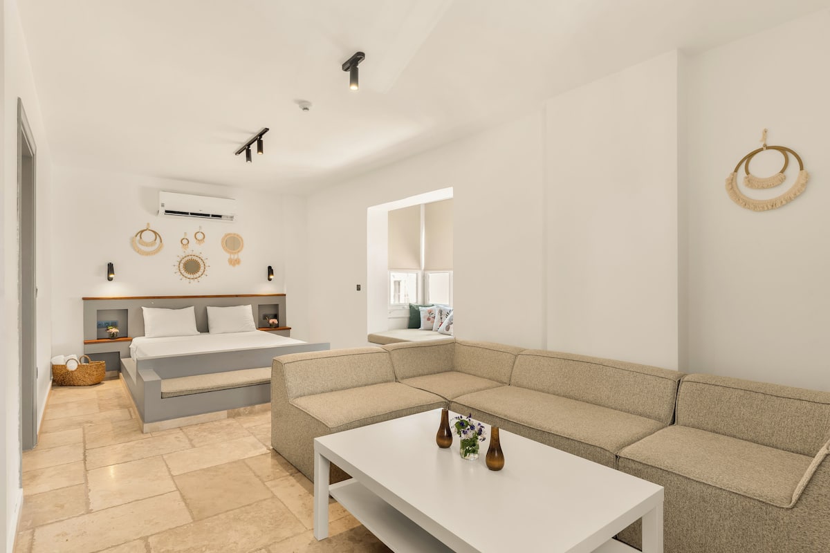 Suite Júnior, varanda, vista para a piscina | Minibar, cofre no quarto, secretária