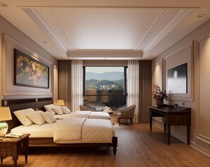 Quarto de hotel com uma cama grande, uma escrivaninha, uma cadeira, uma televisão e um quadro.