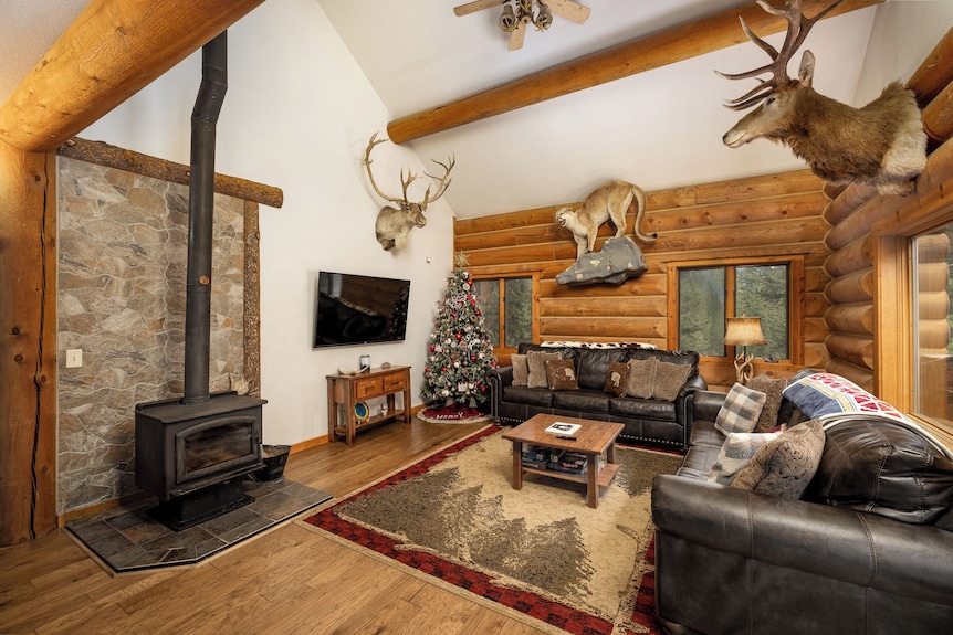 New Listing! Ski Or Hike. Hot Tub After. +Pets - 20 Secluded Acres - Big Sky, MT