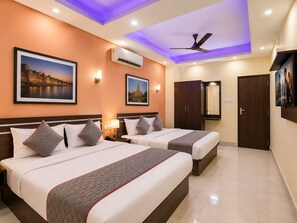 Quarto quádruplo luxo, ar-condicionado | Roupas de cama antialérgicas, escrivaninha, quartos à prova de som