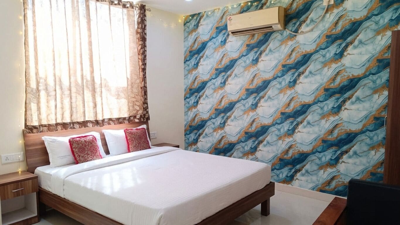Quarto com cama, cortinas, ar condicionado e parede estampada.