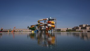 Um parque aquático com uma estrutura de toboágua.