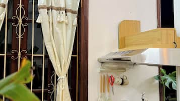 Quarto quádruplo família, sacada | Cozinha privada | Geladeira, micro-ondas, cooktop, talheres/pratos/utensílios de cozinha