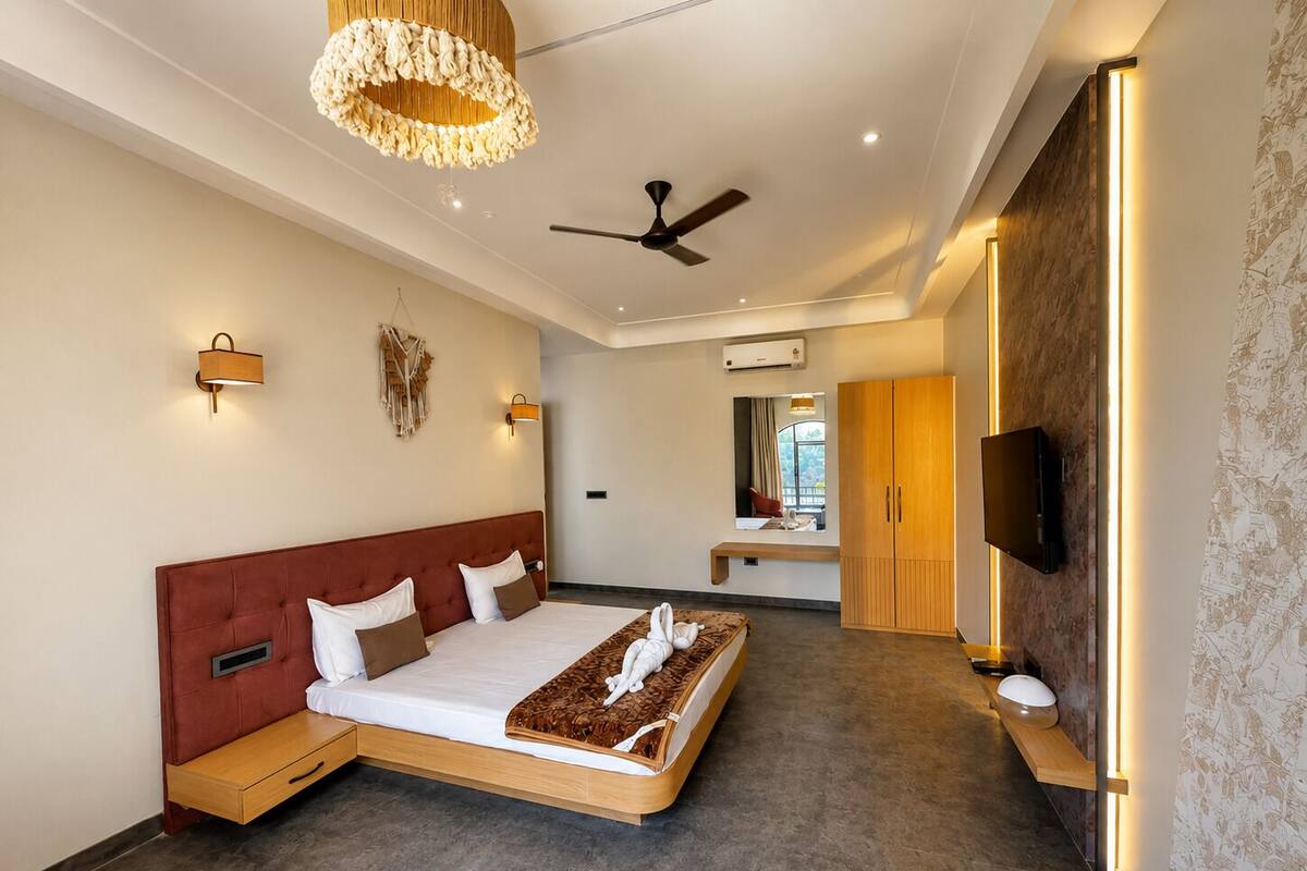 Quarto moderno com uma cama grande, ventoinha no teto, televisão e vista para o exterior.