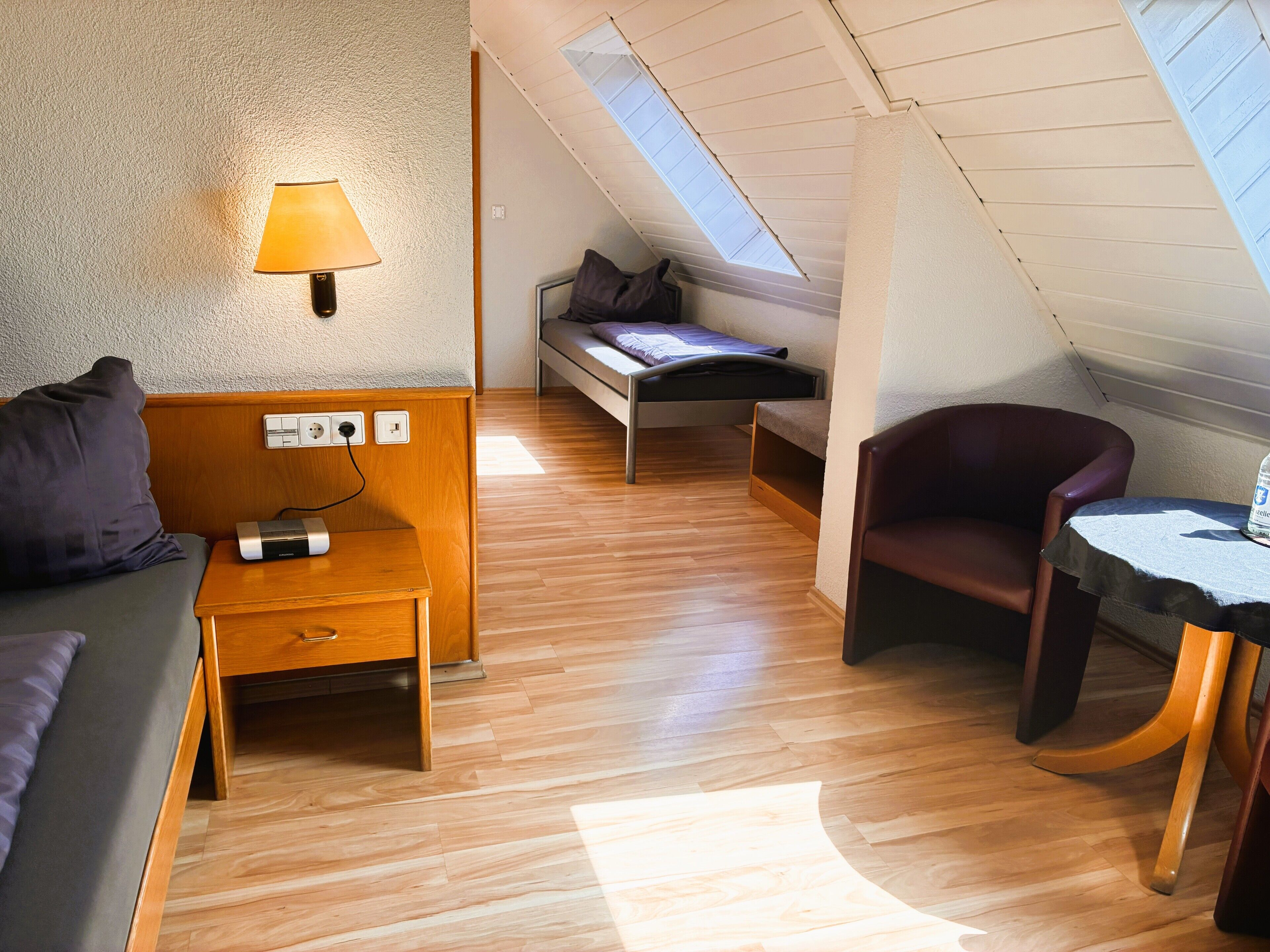 Quarto Triplo Comfort, vista para o jardim | Minibar, secretária, Wi-fi grátis, roupa de cama fornecida 