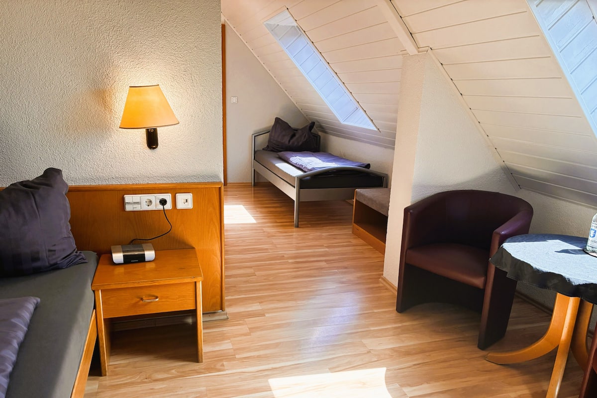 Quarto Triplo Comfort, vista para o jardim | Minibar, secretária, Wi-fi grátis, roupa de cama fornecida