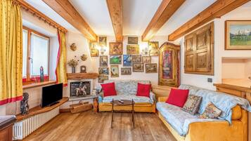 Apartamento Familiar, 3 quartos, 2 casas de banho (Courmayeur Apartment X6 Parking) | Sala de estar