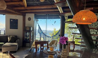 Cabine, 2 quartos, ar condicionado, vista para a montanha | Sala de estar | Smart TV de 32 polegadas com canais digitais, Netflix