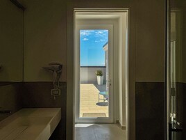 Quarto, pátio, vista para o mar | Interior