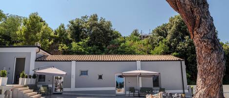 Quarto, pátio, vista para o mar | Exterior