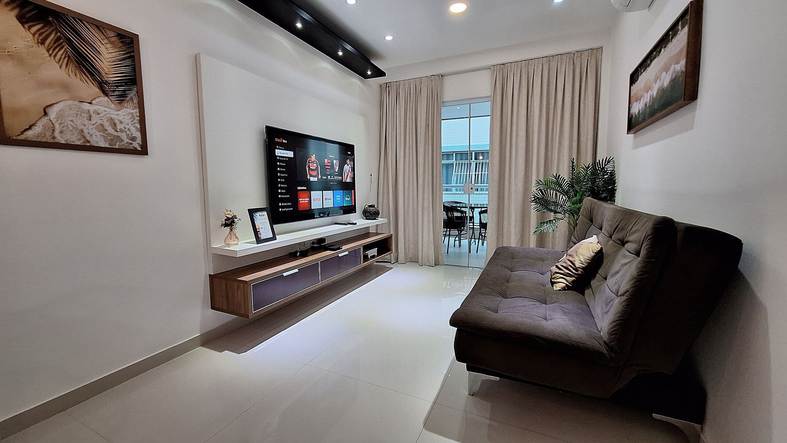 Apartamento Básico | Sala de estar | Smart TV de 40 polegadas com canais digitais 