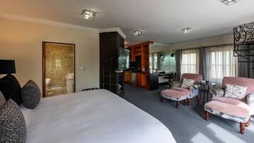 Suite, varanda, vista para a montanha | Cofre no quarto, cortinas/cortinados opacos, quartos insonorizados