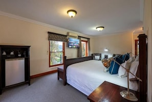 Quarto Deluxe, varanda, Vista para a cidade | Cofre no quarto, cortinas/cortinados opacos, quartos insonorizados