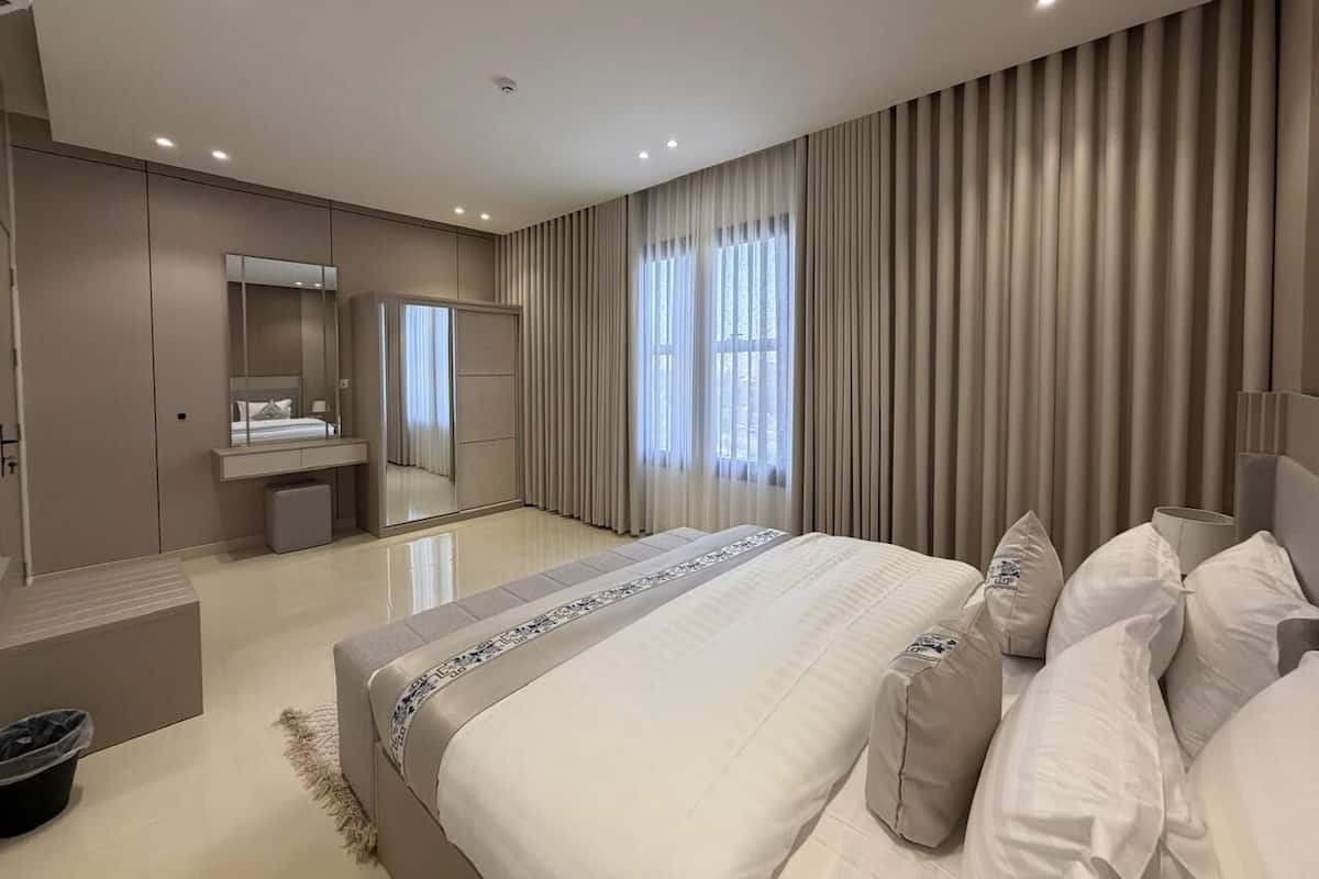 Apartamento Deluxe | Cofre no quarto, secretária 