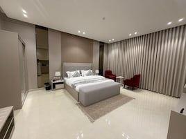 Quarto Duplo de Luxo | Cofre no quarto, secretária 