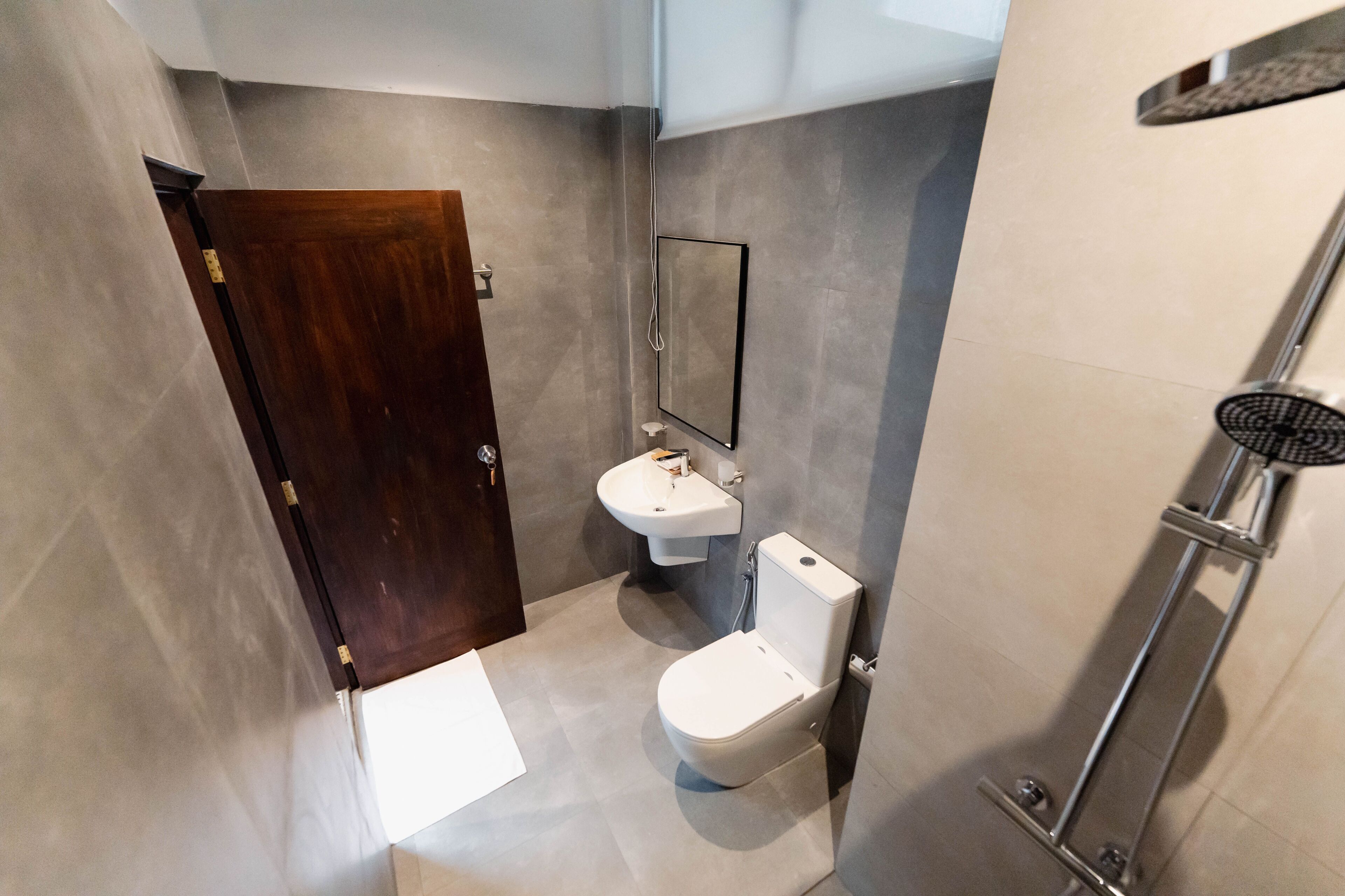 Casa de banho compacta com sanita, lavatório e zona de duche.