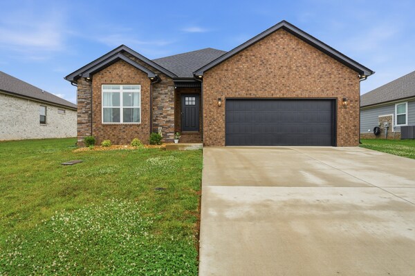 Clarksville Family Basecamp W Fireplace & Hot Tub 3 Bedroom Home - Clarksville, TN