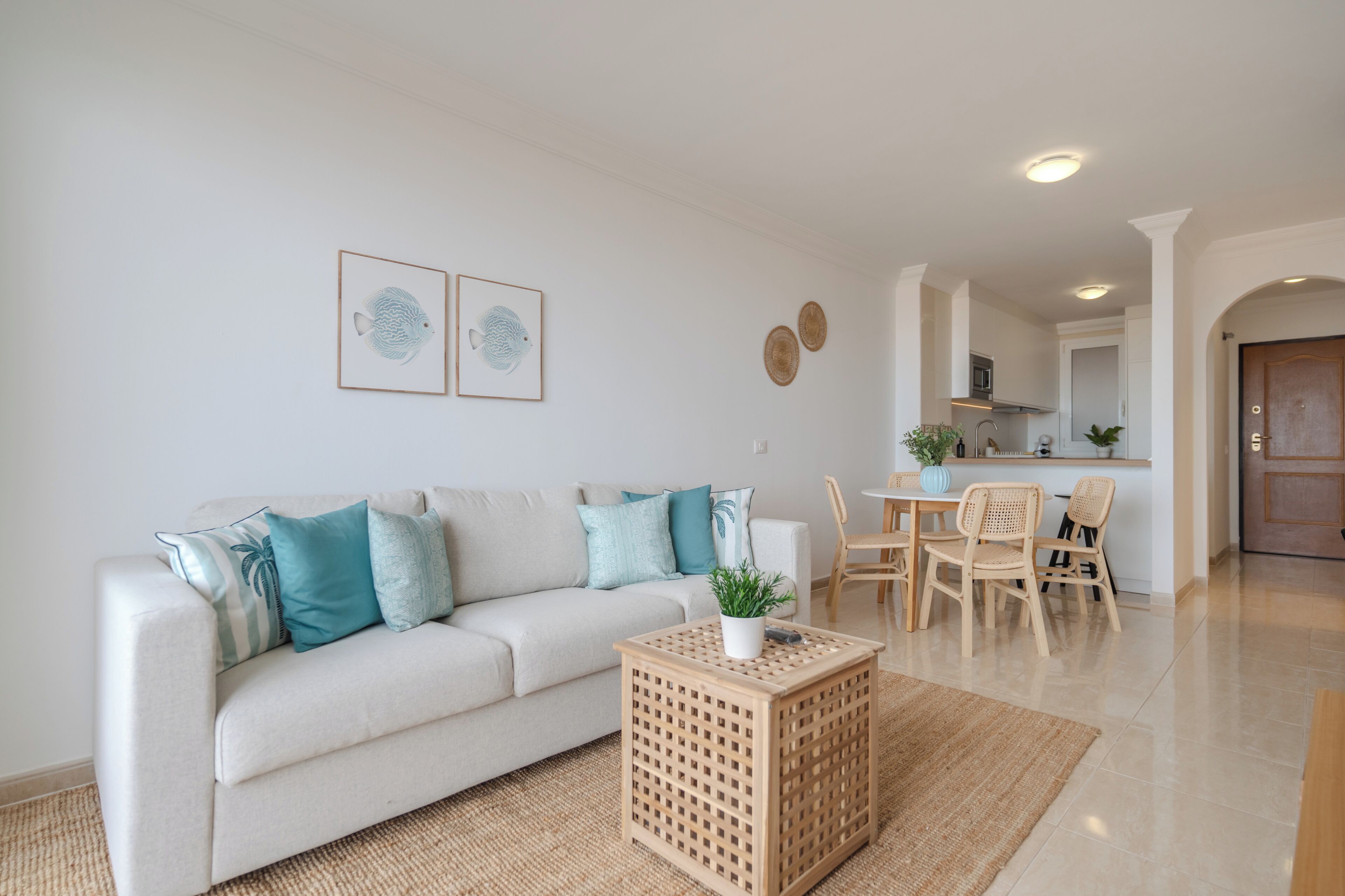 Apartamento, 2 quartos, varanda, vista para o oceano | Sala