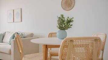 Apartamento, 2 quartos, sacada, vista para o oceano | Sala de jantar