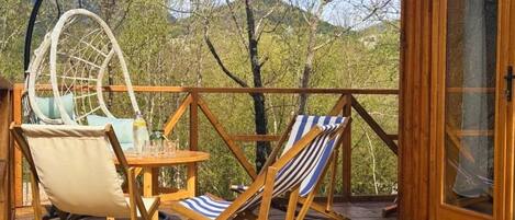 Bungalow Familiar, vista para o jardim | Refeições ao ar livre