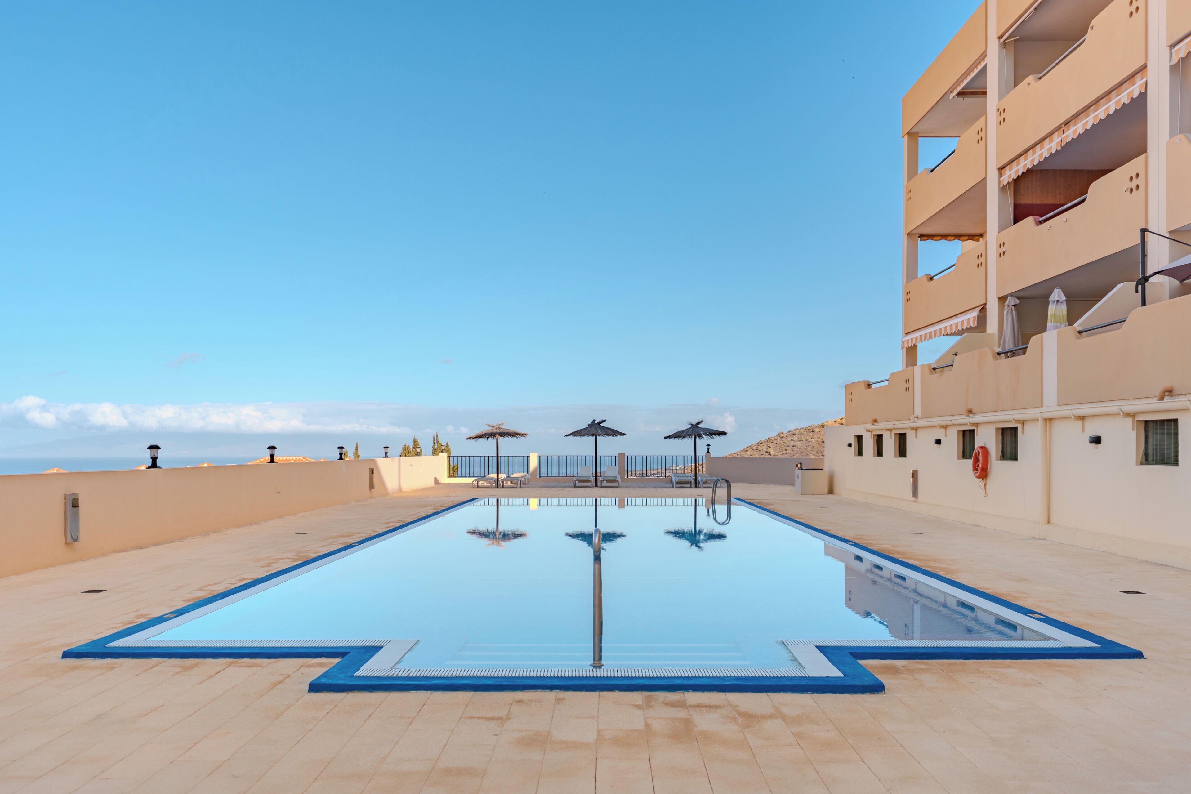 Apartamento, 2 quartos, sacada, vista para o jardim | Piscina | Piscina externa