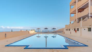 Apartamento, 2 quartos, sacada, vista para o jardim | Piscina | Piscina externa