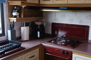Um frigorífico, um micro-ondas, um forno, uma placa de cozinha 