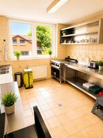 Refrigerador em uma área comum, micro-ondas em uma área comum