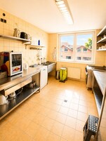 Refrigerador em uma área comum, micro-ondas em uma área comum