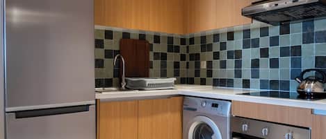 Apartamento Superior, 1 quarto | Cozinha privada | Um frigorífico, um forno, utensílios de cozinha