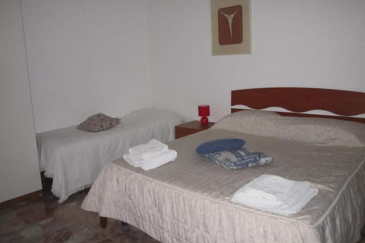 Quarto Triplo Clássico, não fumadores, varanda | Ferro/tábua de engomar