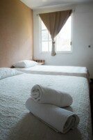 Quarto triplo standard | Wi-Fi de cortesia, roupa de cama