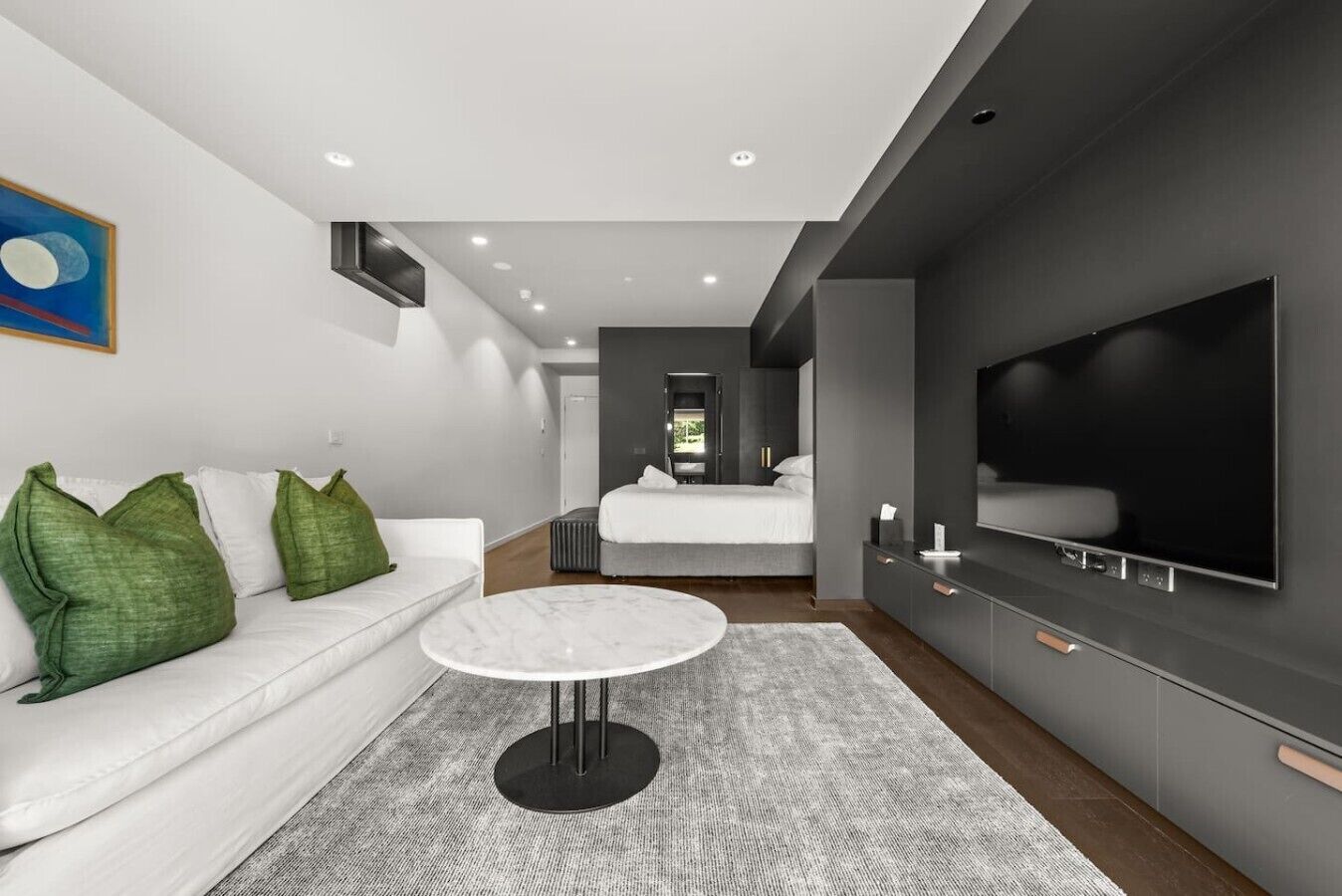 Beautiful Studio Apt W/ Haig Park Views & Parking! - Queanbeyan