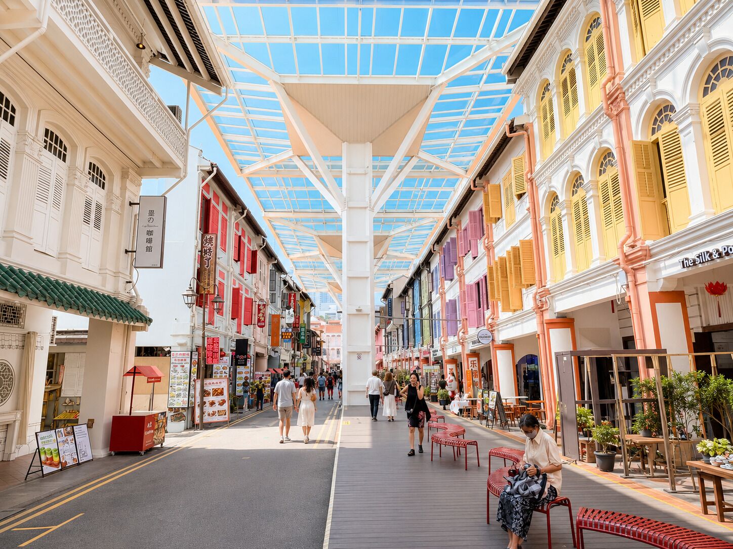Uma rua pedonal coberta com lojas e restaurantes, apresentando um teto de vidro e arquitetura tradicional.
