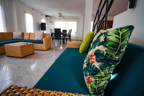 Cabine, 5 quartos, fumadores, piscina privativa | Sala