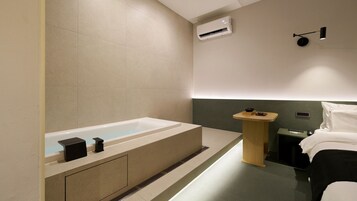 Deluxe Spa | Banheiro | Secador de cabelo, chinelos, toalhas de banho, shampoo
