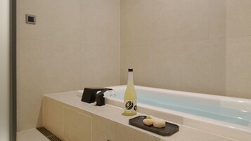 Signature Spa & Sauna Twin | Banheiro | Secador de cabelo, chinelos, toalhas de banho, shampoo