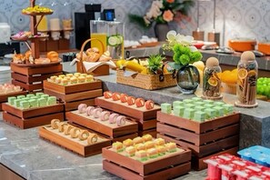 Buffet com diversos alimentos e bebidas.