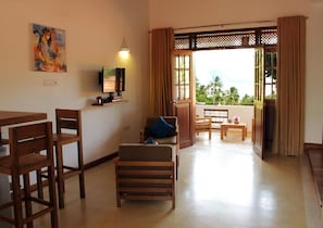 Apartamento Deluxe, varanda, vista para o pátio | Sala de estar