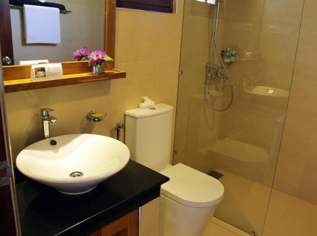 Quarto Duplo Deluxe, varanda, vista para o pátio | Casa de banho