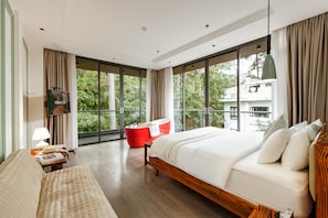 Quarto de hotel moderno com uma cama grande, uma banheira vermelha e vista para o exterior.