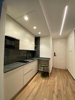 Suite Júnior, varanda, vista para o pátio | Cozinha privada