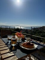 Quarto Duplo, vista para o mar | Refeições ao ar livre