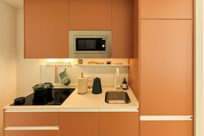 Apartamento | Cozinha privada | Frigobar, micro-ondas, cooktop, talheres/pratos/utensílios de cozinha