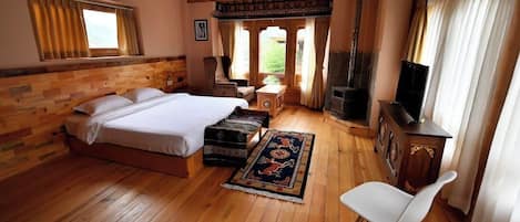 Quarto Duplo ou Twin Deluxe, pátio, vista para a montanha | Cofre no quarto, secretária